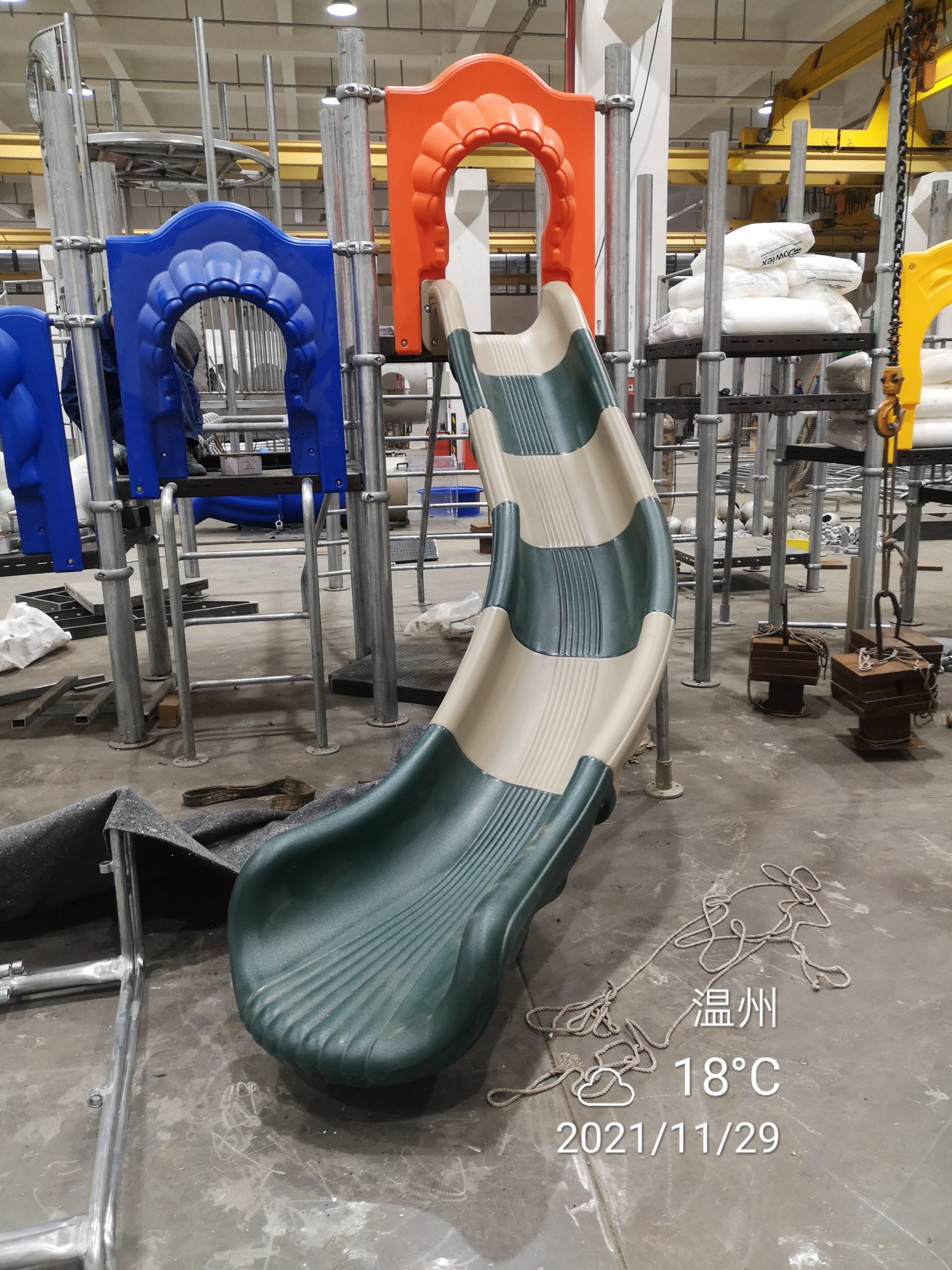 6ft Sectional Right Turn Slide | IPEMA